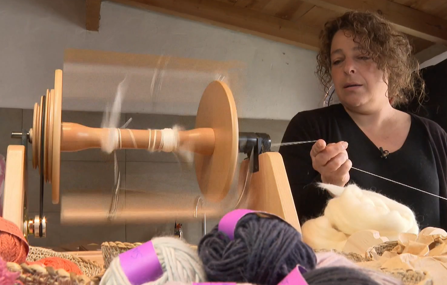 Luisa Guardo explica qué es y cómo funciona un huso tradicional - cyltv.es