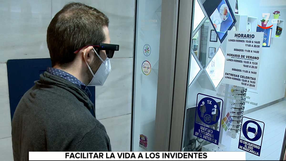 Un dispositivo permite a los invidentes leer, diferenciar colores y ...